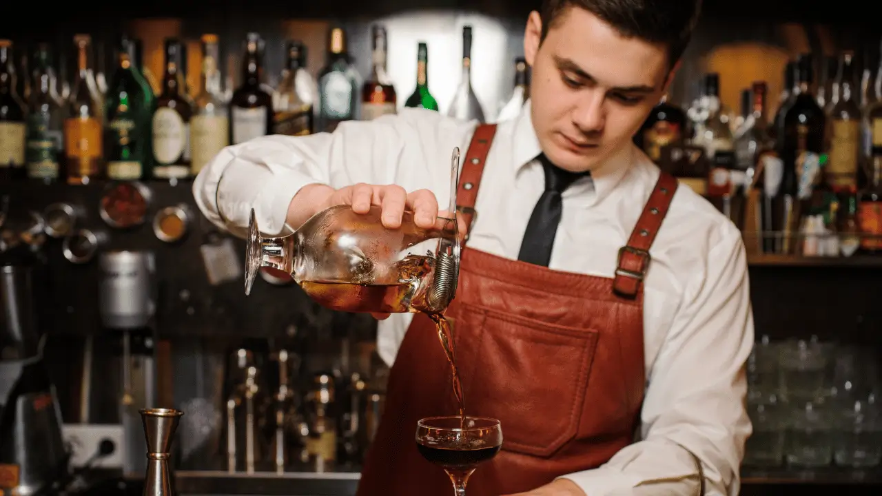Barman e bartender: quais as diferenças entre as funções?